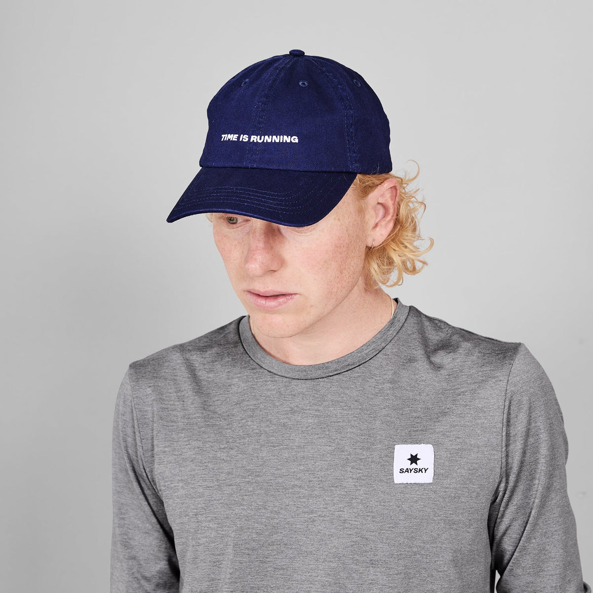 公式 SAYSKY/セイスカイ ランニングキャップ MUACA701c207 Statement Pace Cap 701 - Blue [メンズ]